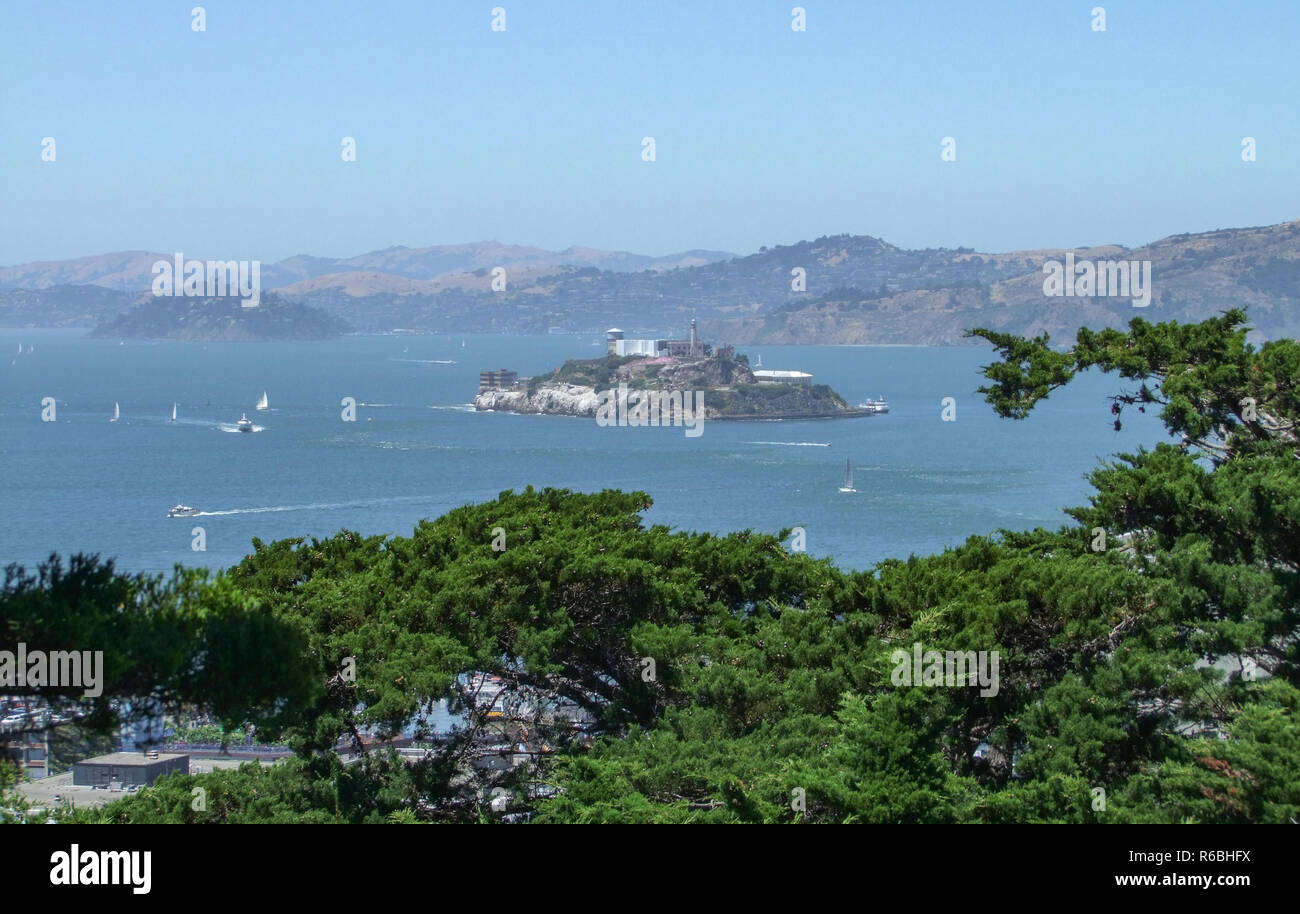 alcatraz island in san francisco bay Stock Photo - Alamy