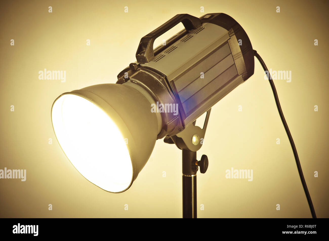 studio flash on a tripod Stock Photo - Alamy