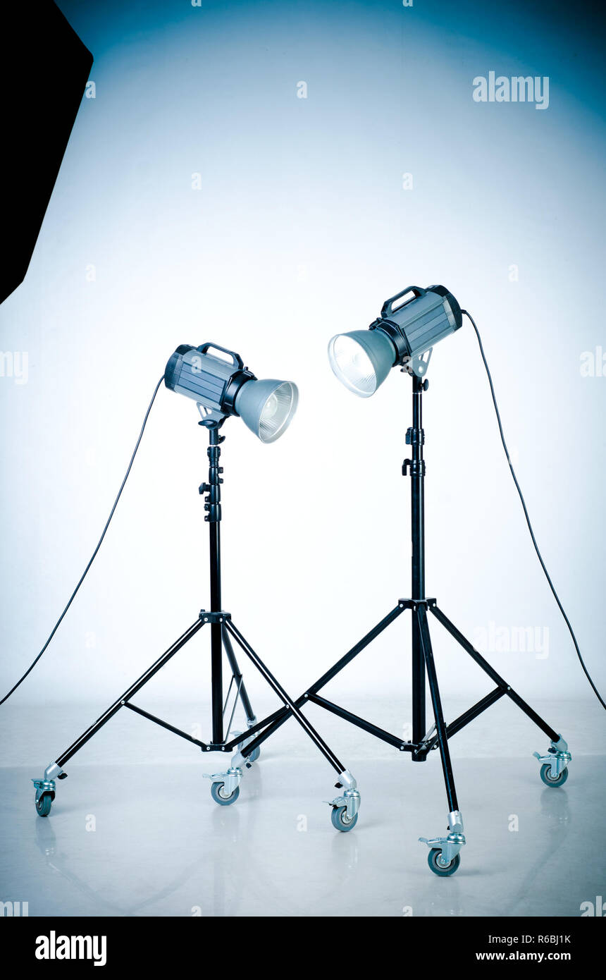studio flash on a tripod Stock Photo - Alamy
