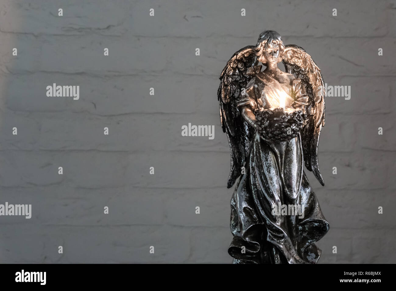 Angel statue and candle hi-res stock photography and images - Alamy