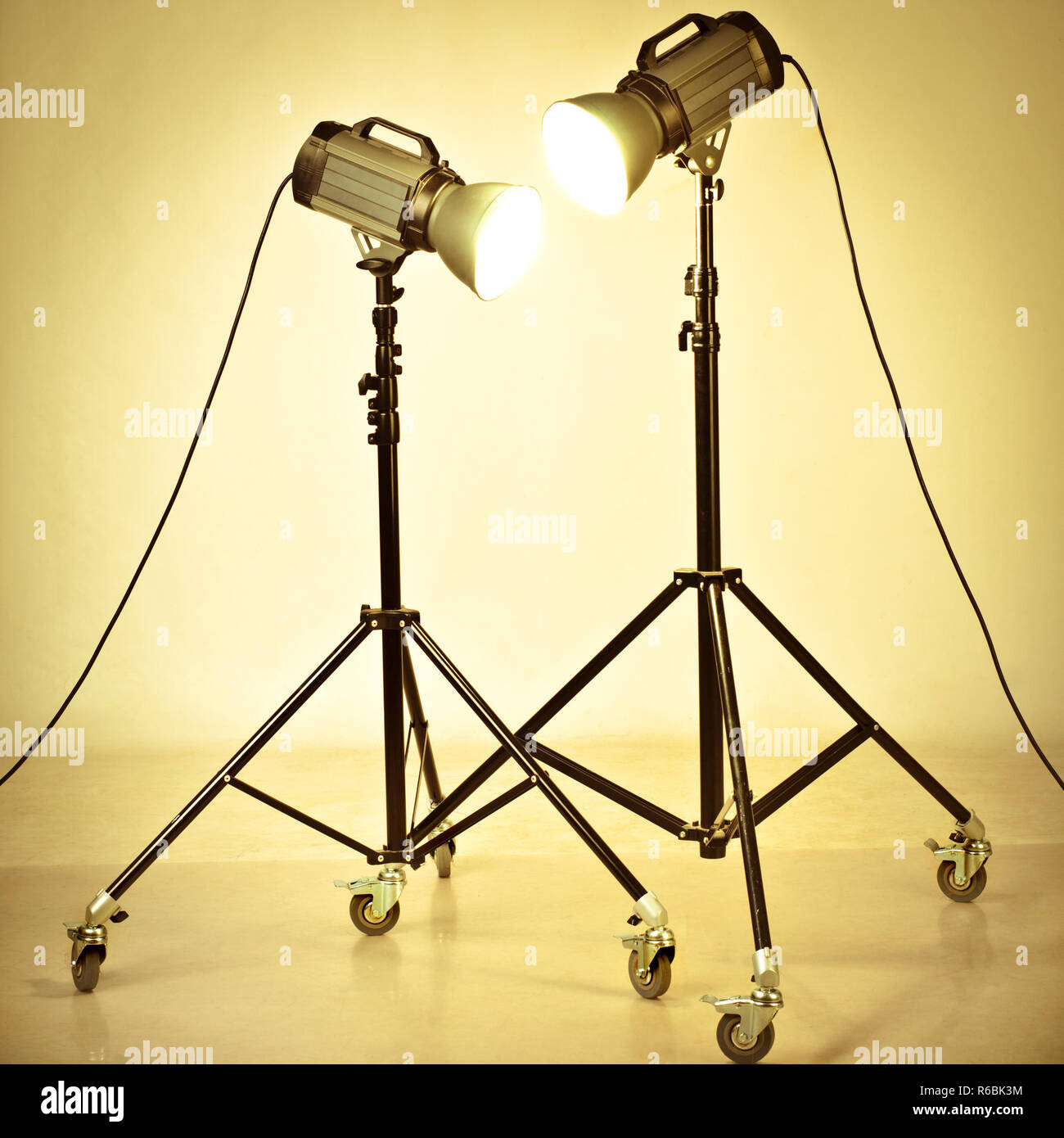 studio flash on a tripod Stock Photo - Alamy