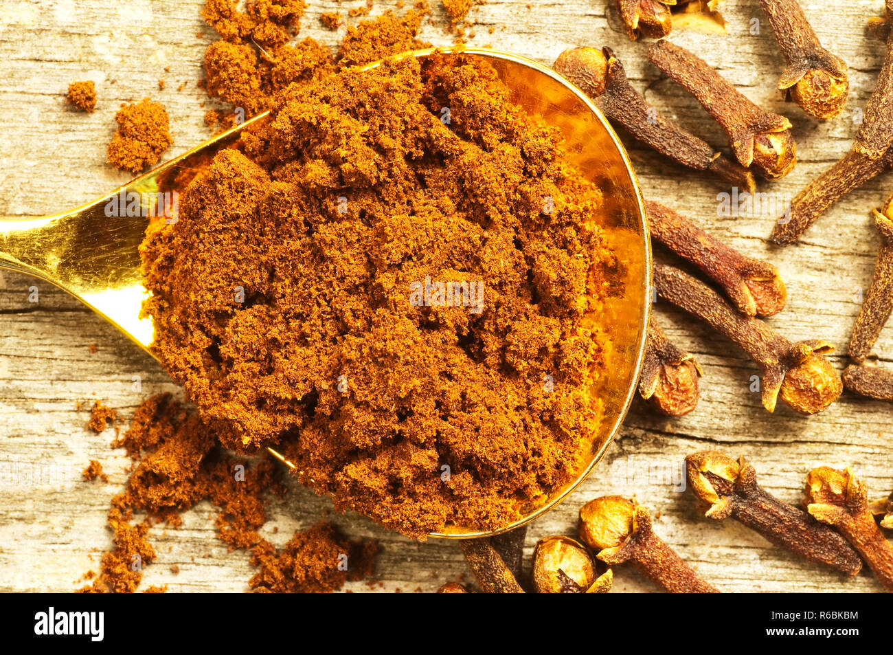 Cloves, Powder And Whole Spice Stock Photo - Alamy