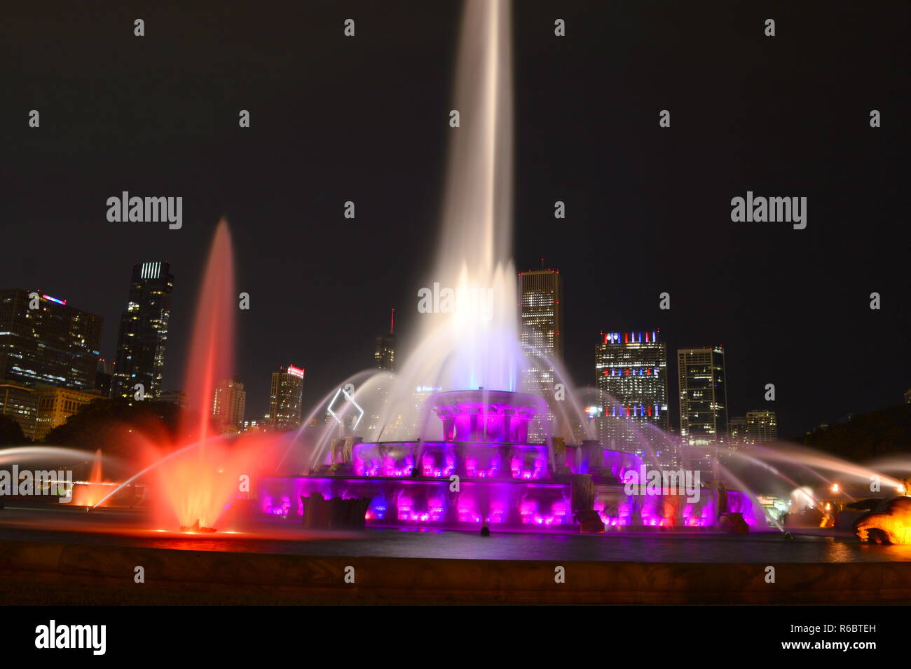 Chicago, Illinois - USA - July 2, 2016: Buckingham Fountain Pink Lights ...