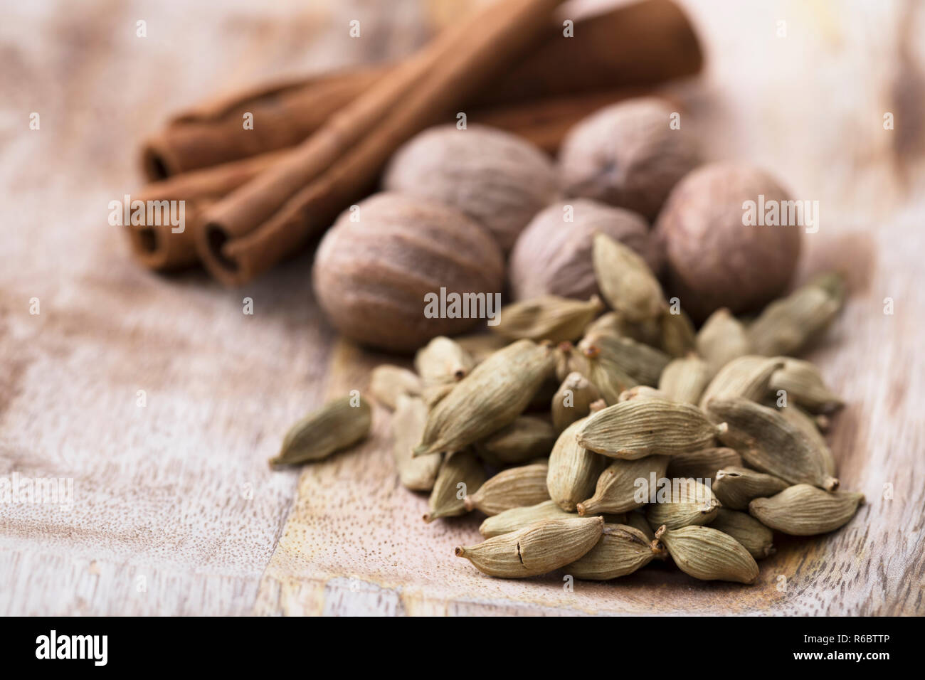 Cardamon, Nutmeg and Cinnamon Stock Photo - Alamy