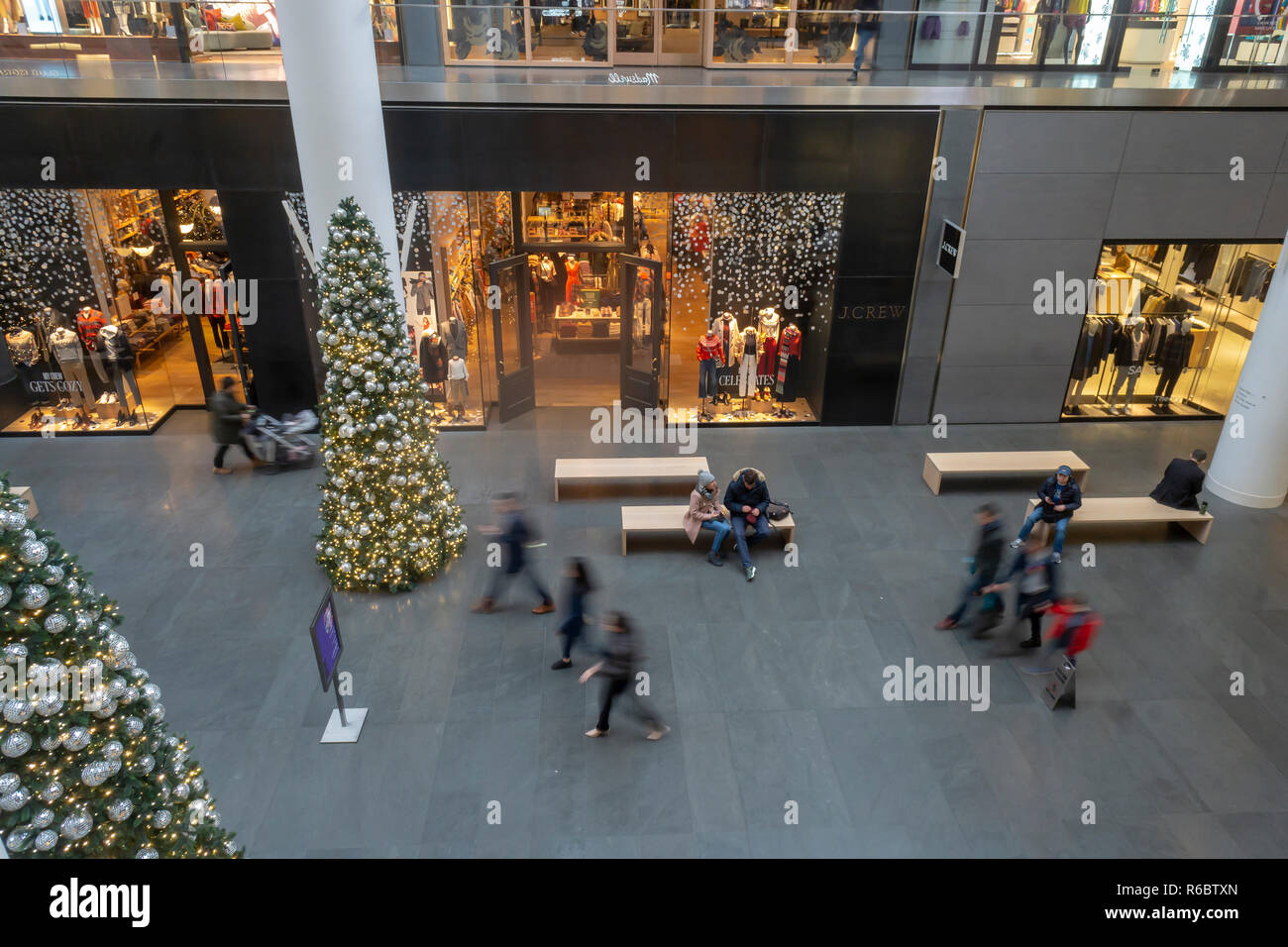 Visitors during the holiday season in the Brookfield Place, nÃ©e World ...