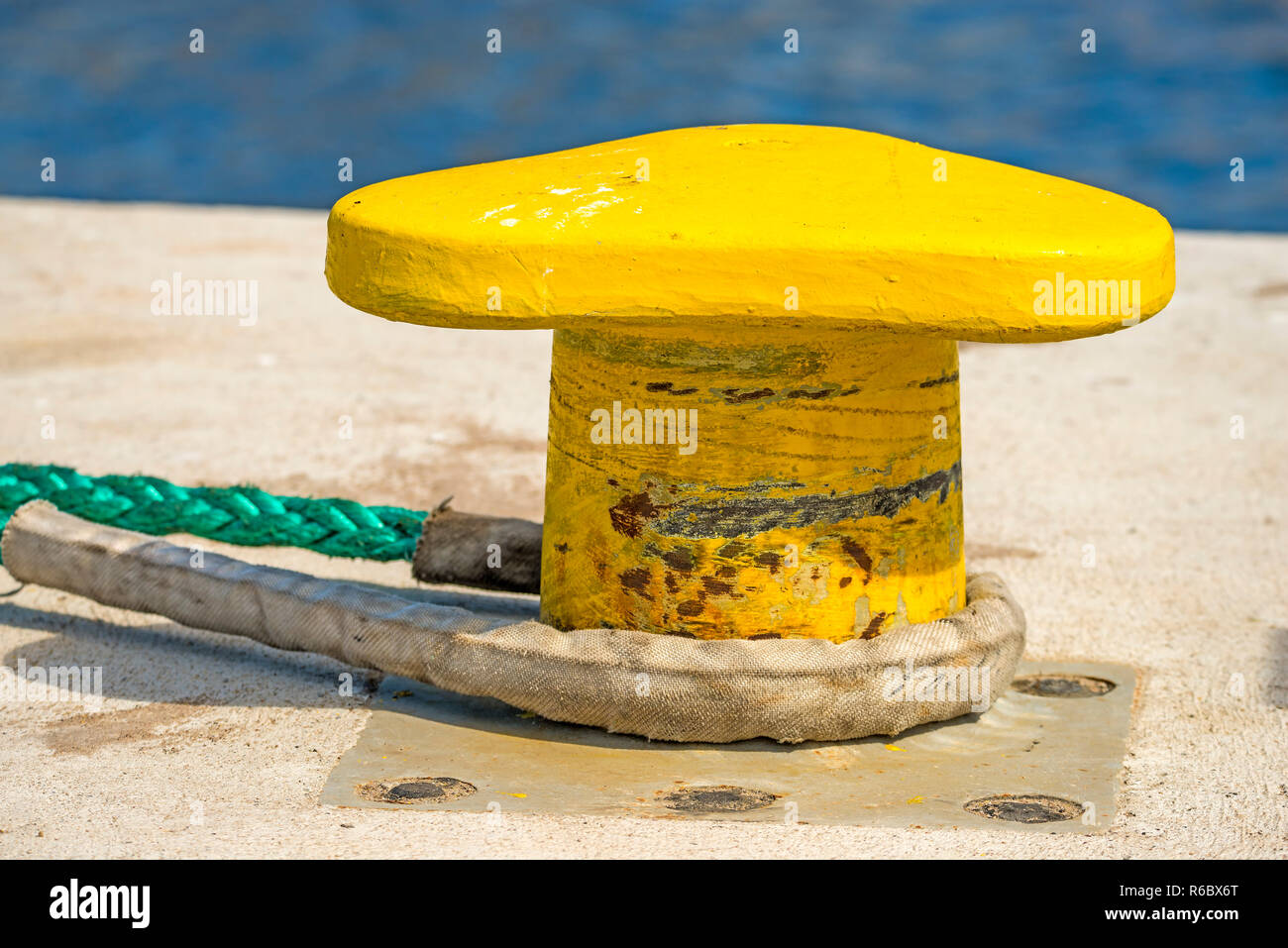 Bollard with mooring line hi-res stock photography and images - Alamy
