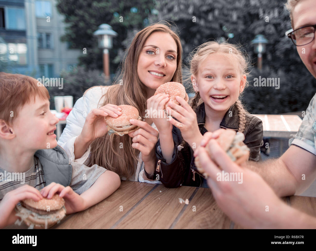 Family eating hamburgers restaurant hi-res stock photography and images ...