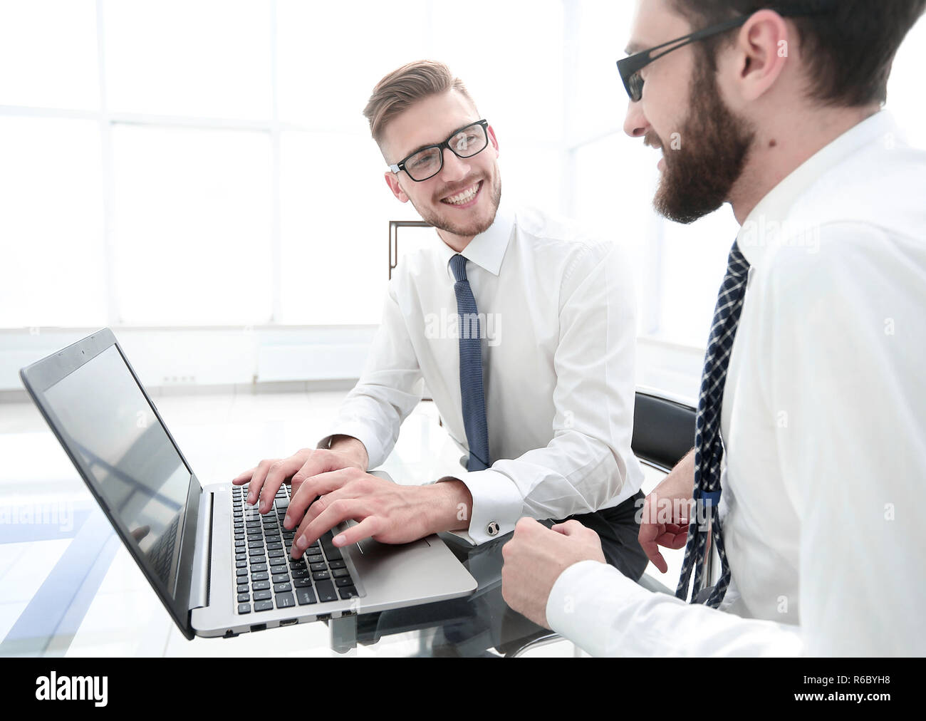 smiling employees at the Desk in the office Stock Photo - Alamy