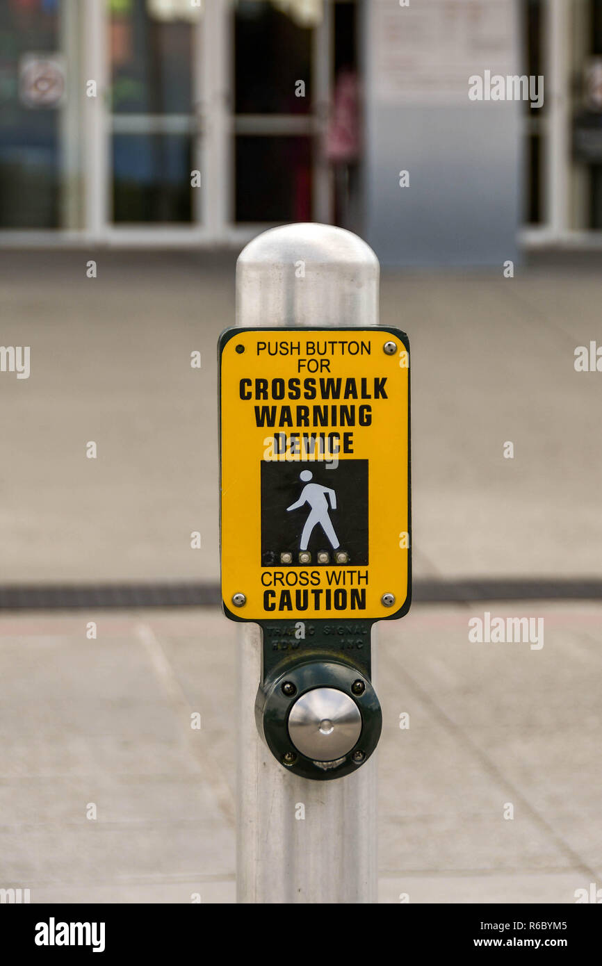 Push button pedestrian crossing hi-res stock photography and images - Alamy