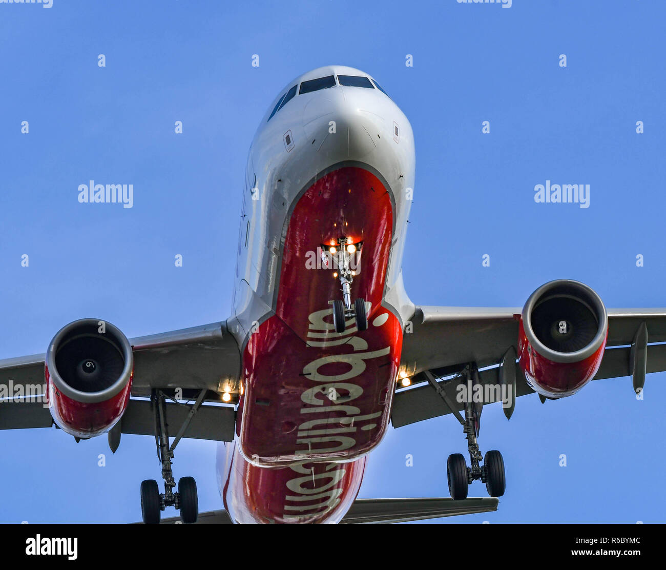 Flying plane underside view hi-res stock photography and images - Alamy