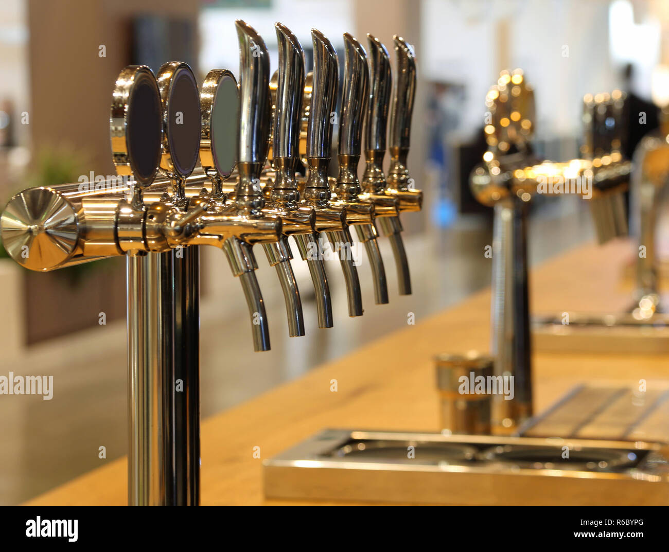 London English Pub Taps High Resolution Stock Photography and Images ...