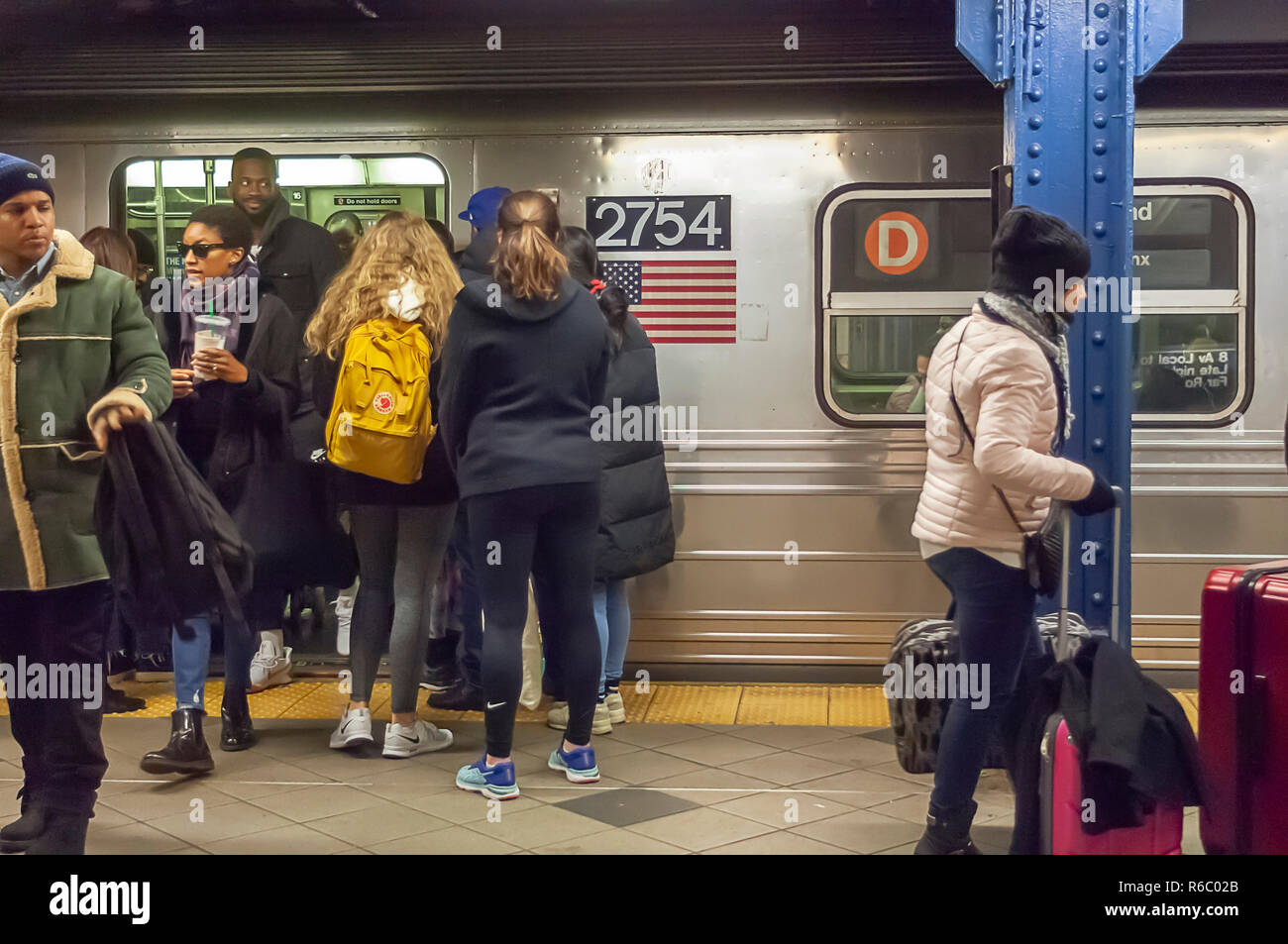 Over crowded subway train hi-res stock photography and images - Alamy