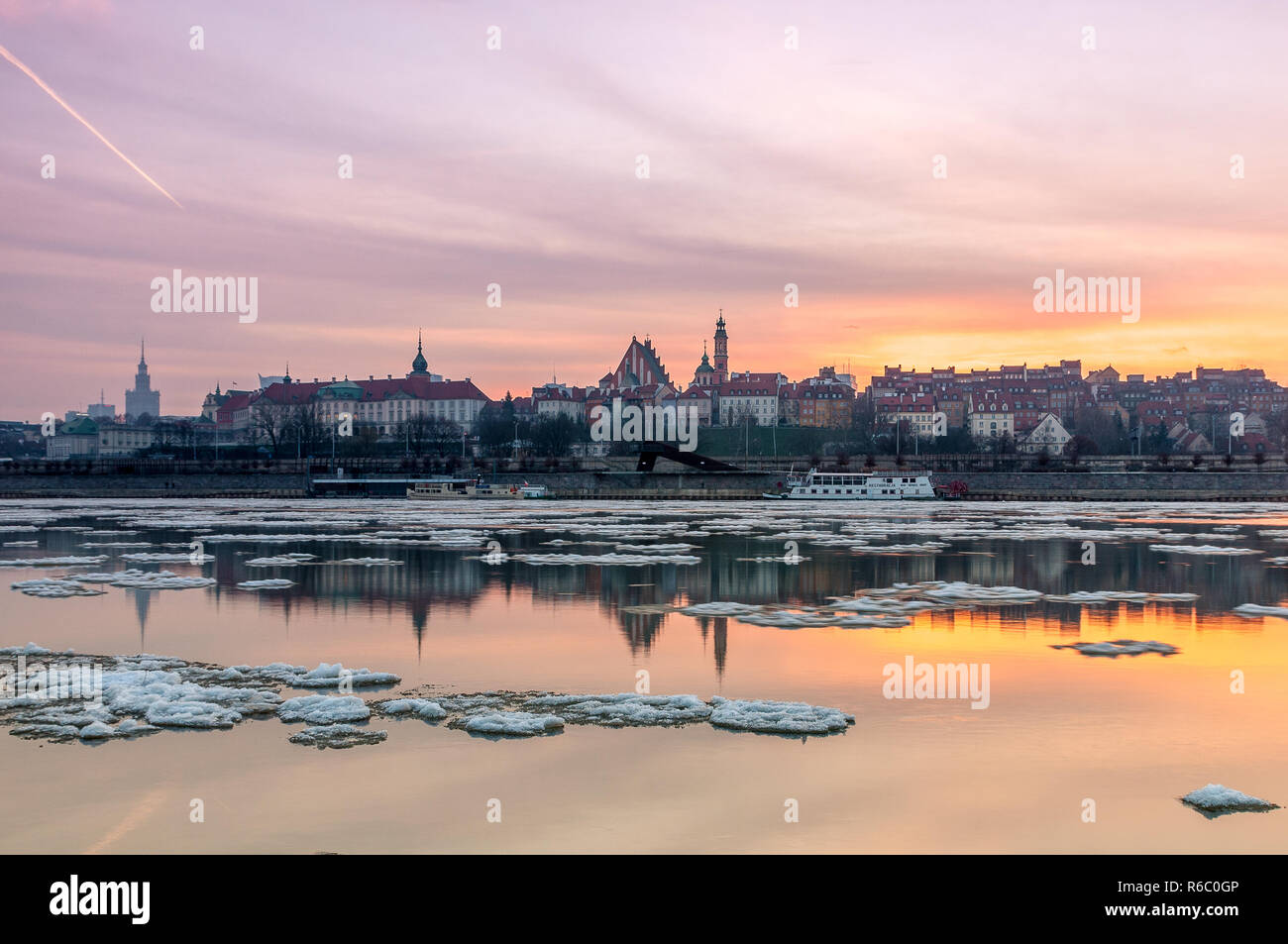 Warsaw, Poland. Views of capital of Poland et evening over Vistula ...