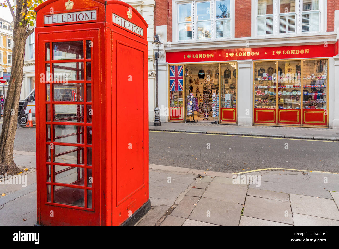 Typical english telephone booth hi-res stock photography and images - Alamy