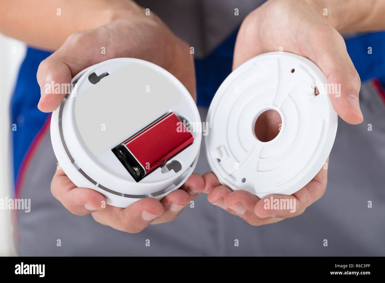 Replace battery smoke alarm hi-res stock photography and images - Alamy