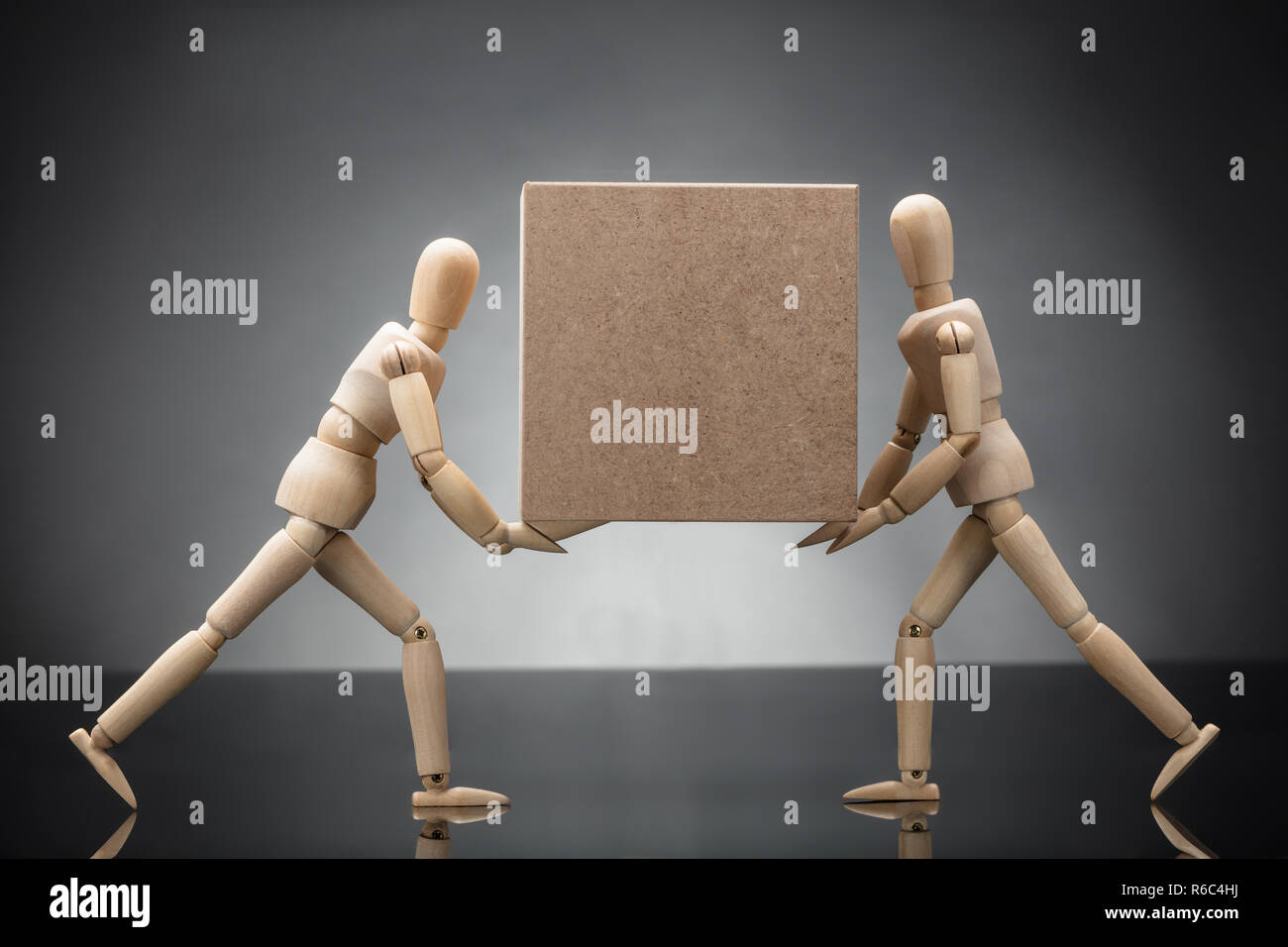 Deliveryman carrying carton boxes hi-res stock photography and images ...