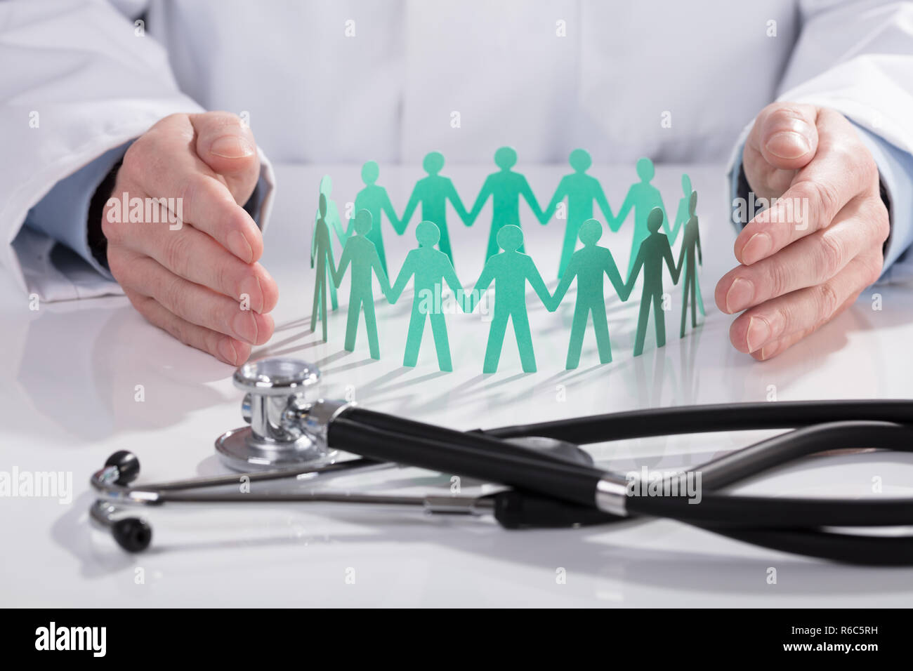 Cut out figures hi-res stock photography and images - Alamy