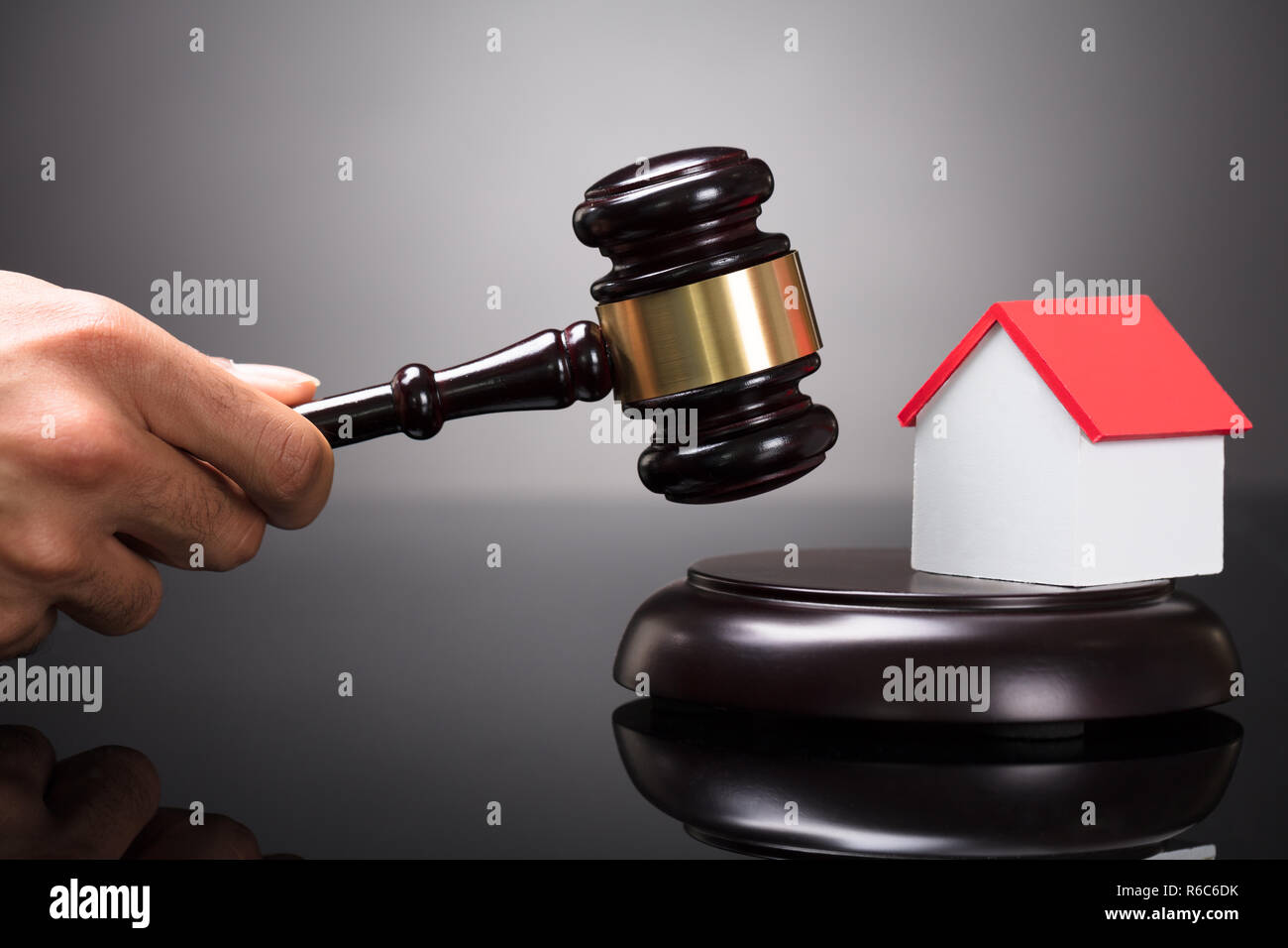 Judge striking a gavel hi-res stock photography and images - Alamy