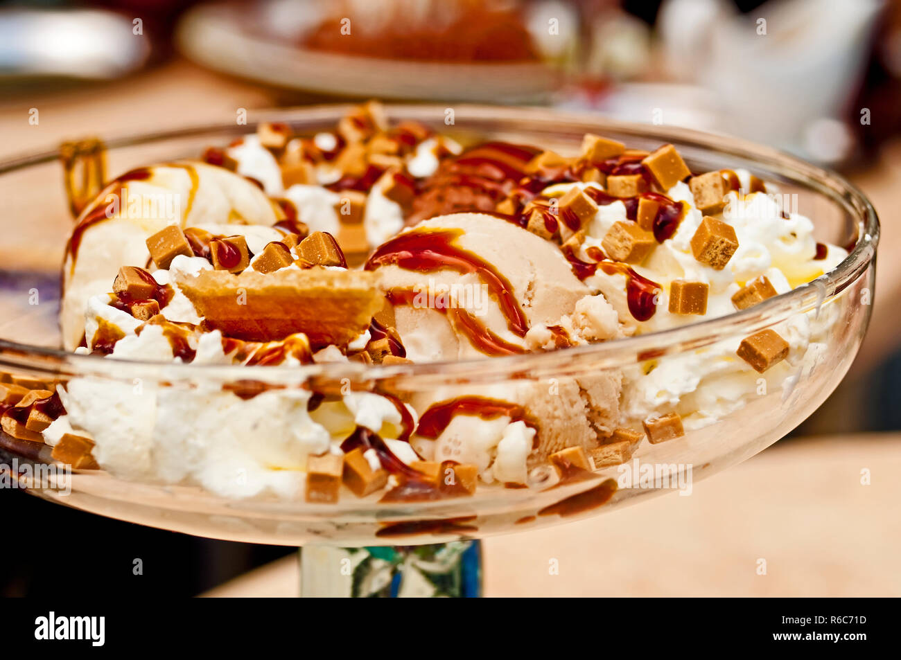 Hot fudge hi-res stock photography and images - Alamy
