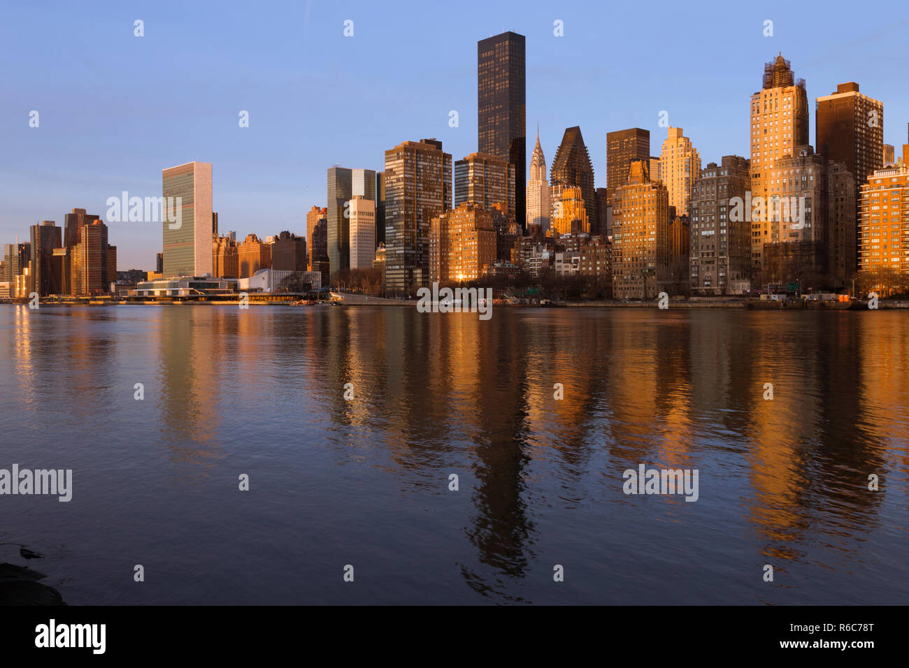 Manhattan coast line Stock Photo - Alamy