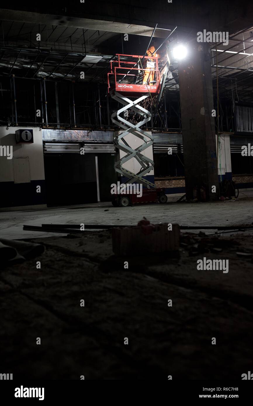 worker on raised platform on construction site Stock Photo - Alamy