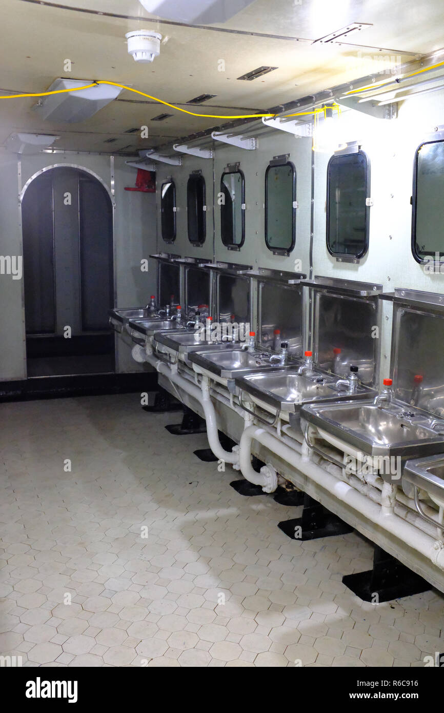 Ships bathroom hi-res stock photography and images - Alamy