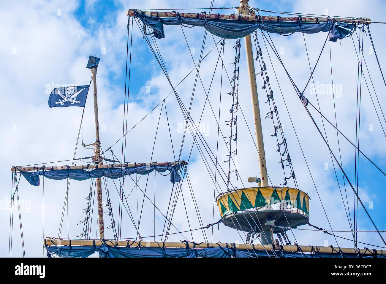 Ship sail yardarm hi-res stock photography and images - Alamy