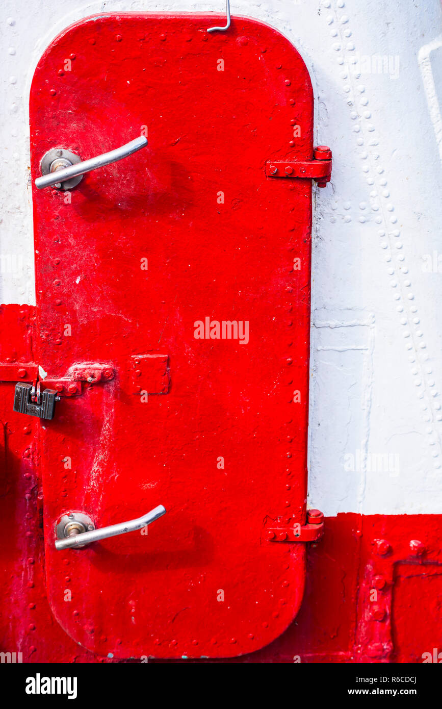 Ship door hi-res stock photography and images - Alamy
