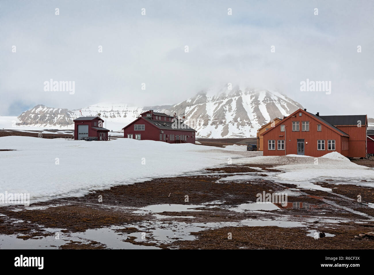 Wooden houses in Ny Alesund, Svalbard islands Stock Photo - Alamy