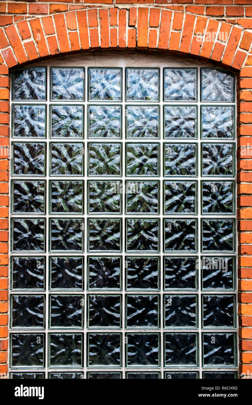 Small bricks hi-res stock photography and images - Alamy