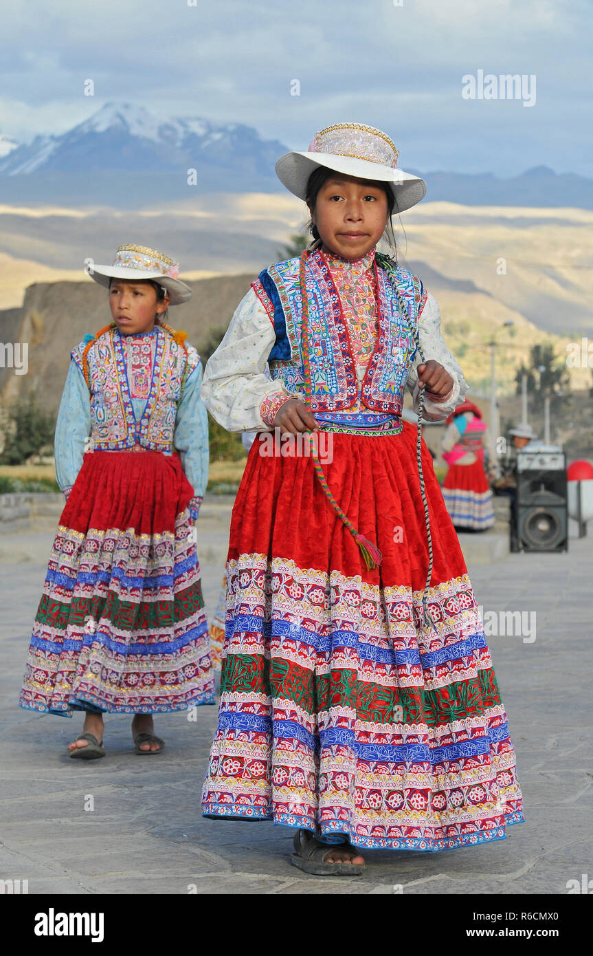Peruvian children in traditional dress hi-res stock photography and ...