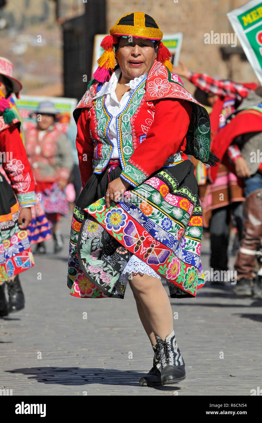 Cuzco regional costume hi-res stock photography and images - Alamy