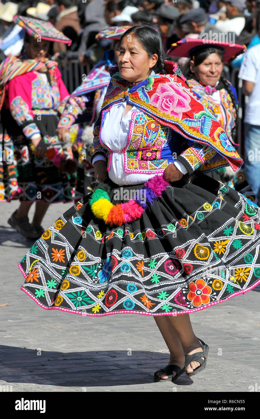 Cuzco regional costume hi-res stock photography and images - Alamy