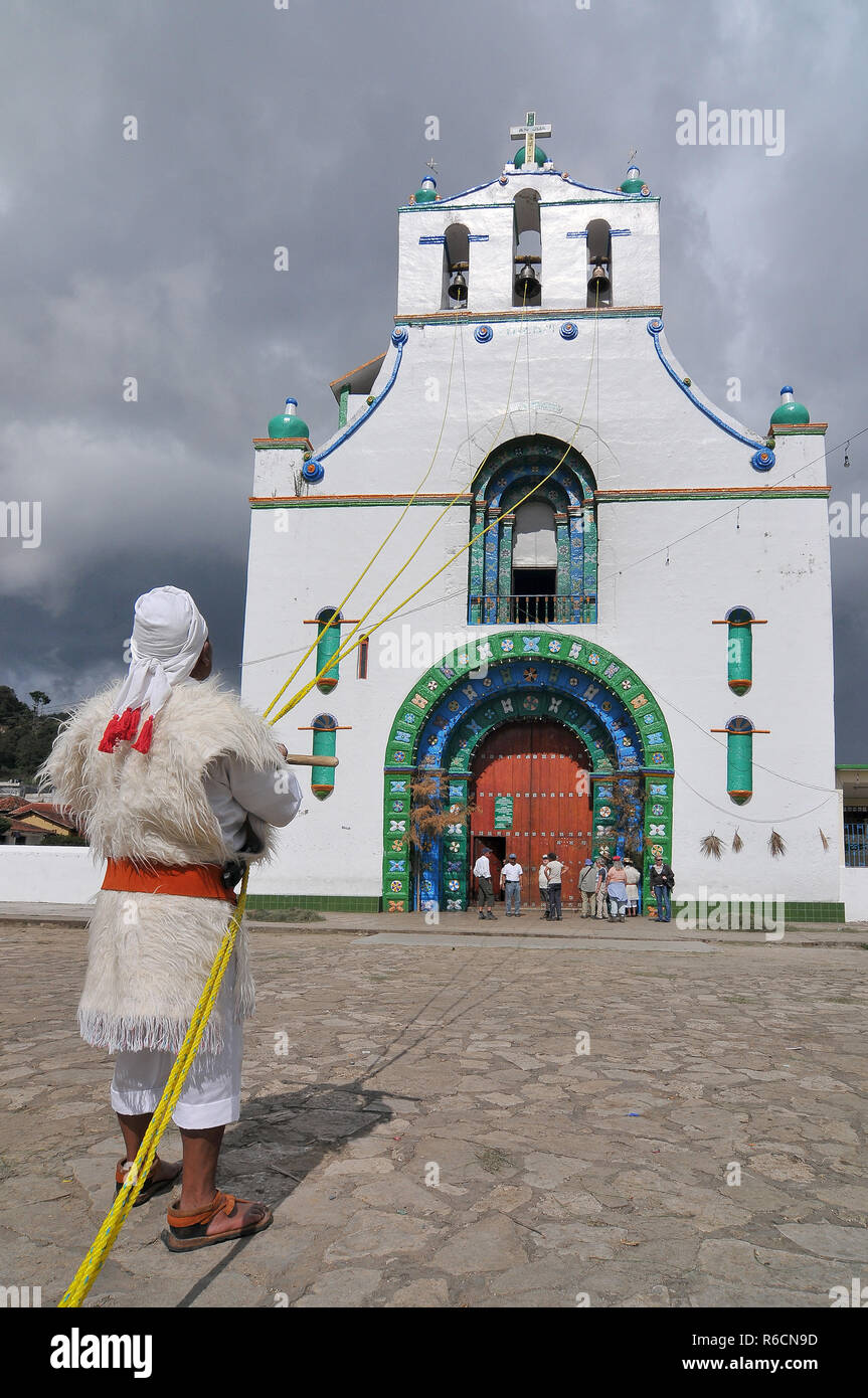 San juan chamula chiapas church hi-res stock photography and images - Alamy