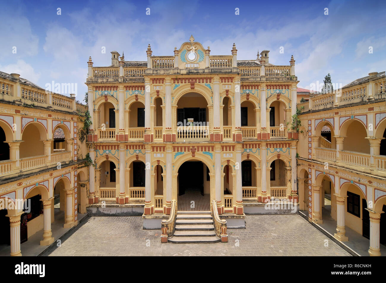Vietnam, Bac Ha, Main Hall, Hmong King'S Palace, Bac Ha Stock Photo - Alamy