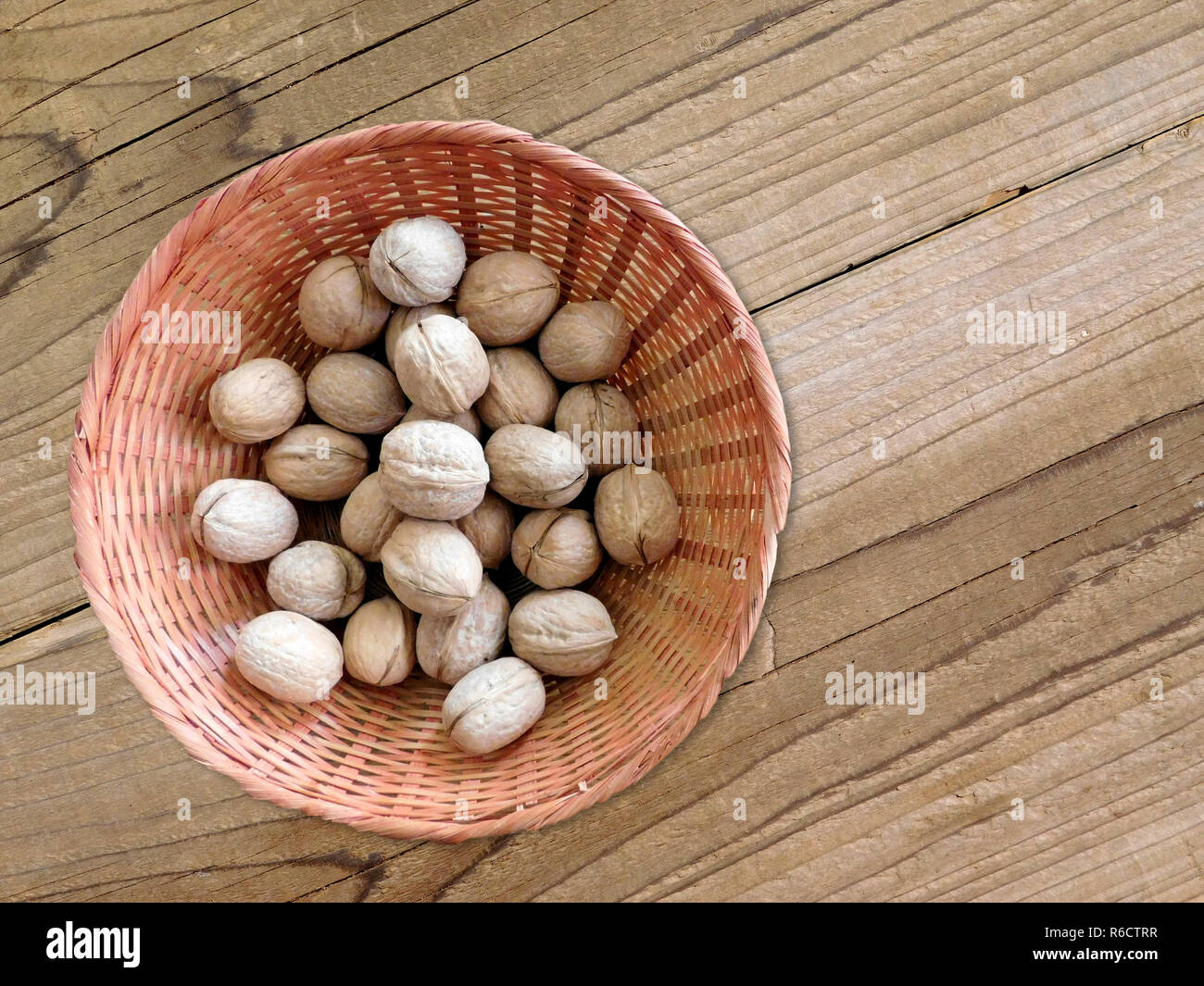 Pile whole common walnuts hi-res stock photography and images - Alamy