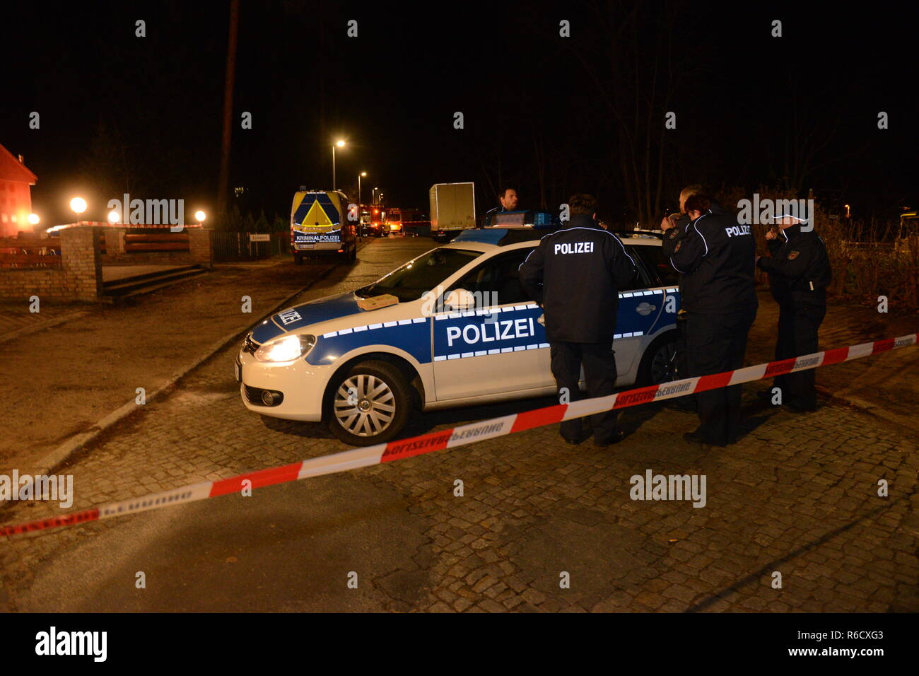 Berlinh, Germany. 04th Dec, 2018. Police officers are working at a ...