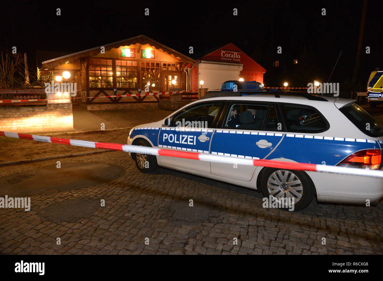Berlinh, Germany. 04th Dec, 2018. Police officers secure a crime scene ...