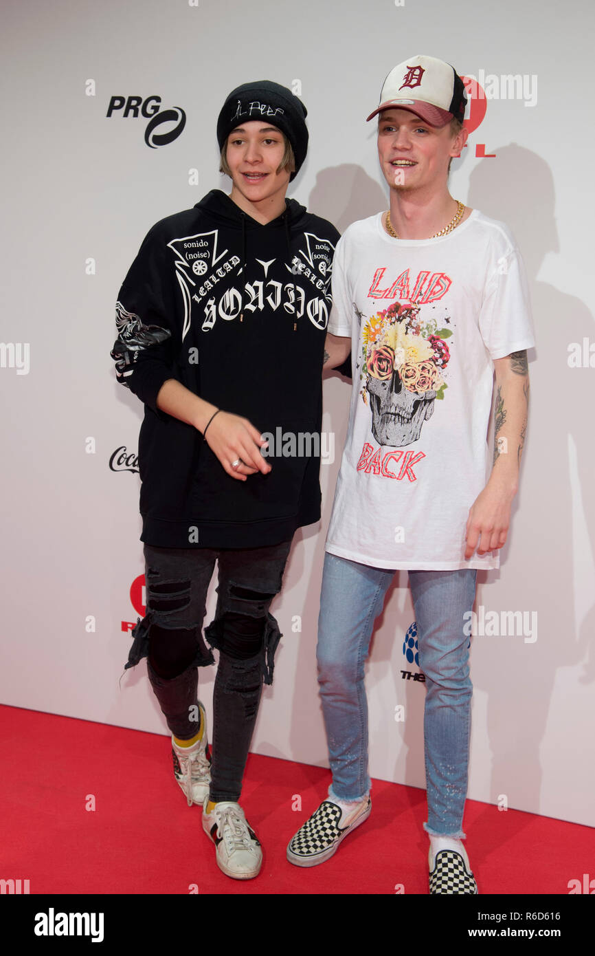 Duo singer hi-res stock photography and images - Alamy