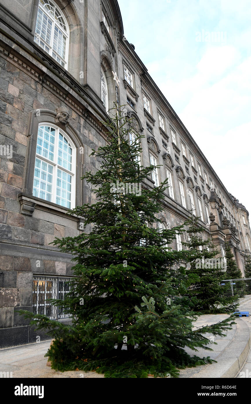 Copenhagen, Denmark. 5th Dec 2018. Christmas tree outside Christianborg ...