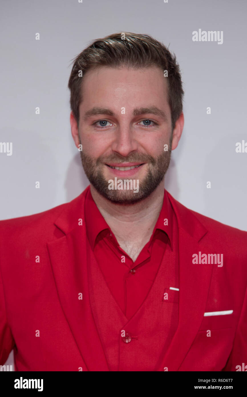 Oberhausen, Deutschland. 30th Nov, 2018. JOSH, Saenger, Red Carpet, Red ...