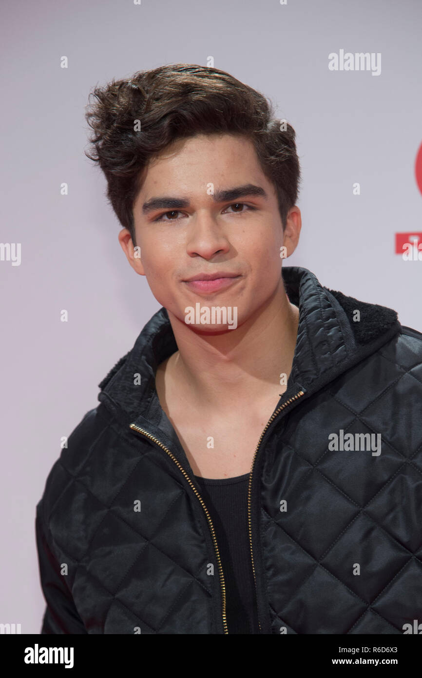 Oberhausen, Deutschland. 30th Nov, 2018. Alex AIONO, Saenger, Red ...