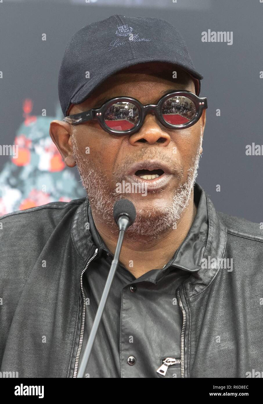 Samuel L. Jackson poses at Lionel Richie's hand and footprint ceremony ...