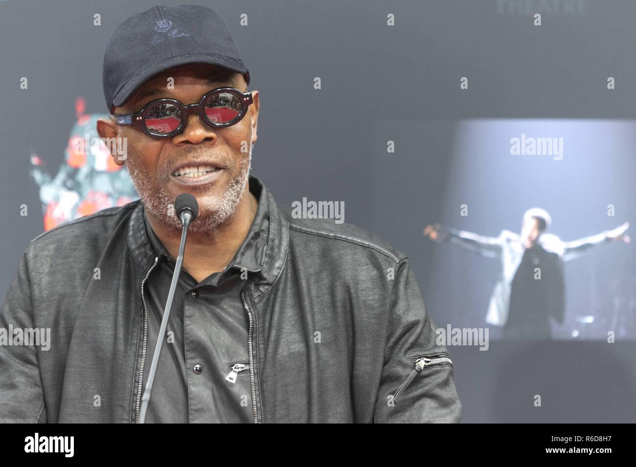 Samuel L. Jackson poses at Lionel Richie's hand and footprint ceremony ...