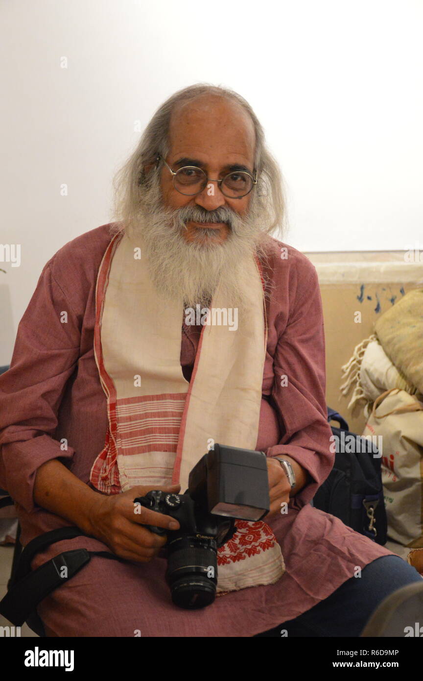 Kolkata, India. 05th December, 2018. Veteran photographer Suman Dutta ...
