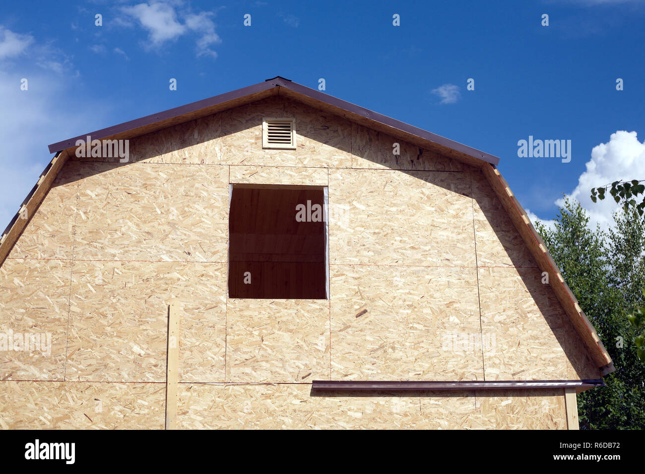 Osb roof hi-res stock photography and images - Alamy