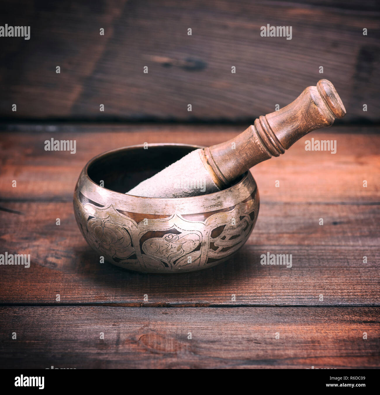 Copper singing bowl hi-res stock photography and images - Alamy