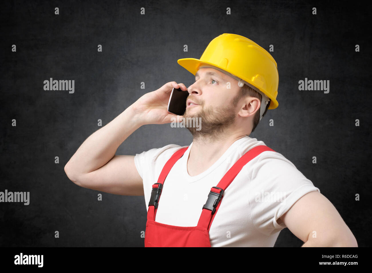 Construction worker using smartphone Stock Photo - Alamy