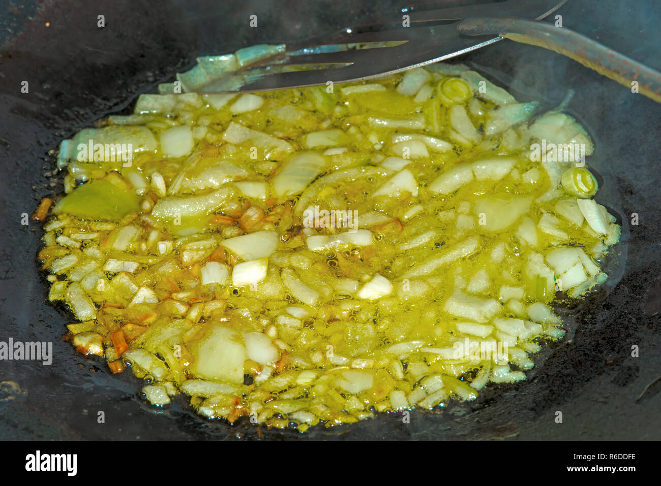 Chinese wok hi-res stock photography and images - Alamy
