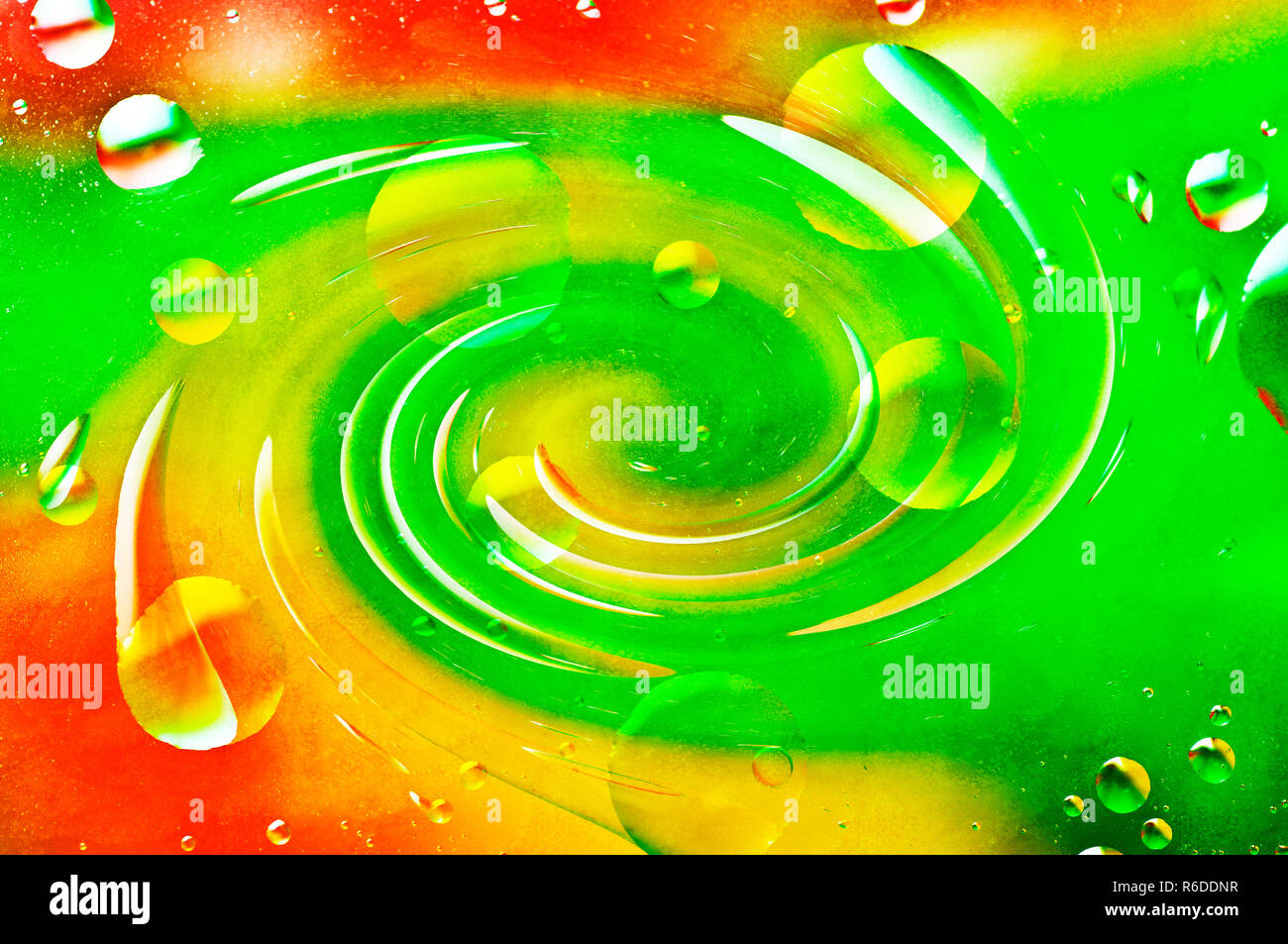 Oil drops floating in water hi-res stock photography and images - Alamy